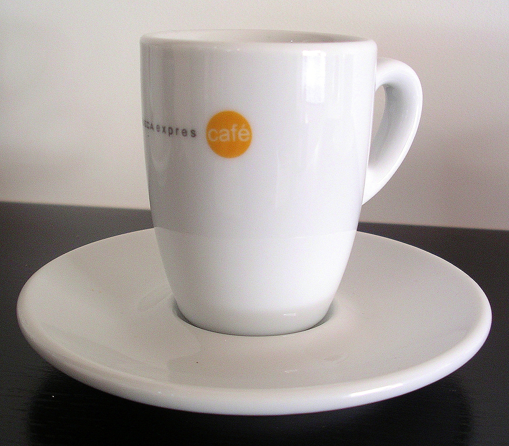 Taza y plato cortado Sueca Expres Café - Sueca Expres